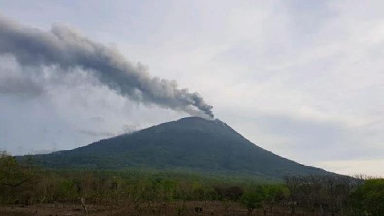 4 Gunung Api Indonesia Berstatus Level 3 Siaga - Berita Indonesia