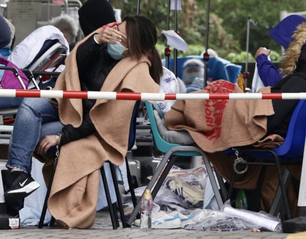 2 Tahanan Sakit dan Diborgol Saat Periksa - Berita Indonesia