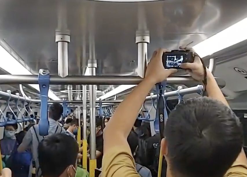Penggemar MTR Menyambut Gembira Pergantian Kereta Baru - Berita Indonesia