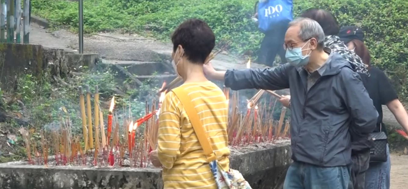 Ching Ming, Tradisi Membersihkan Makam Jadi Ramai - Berita Indonesia