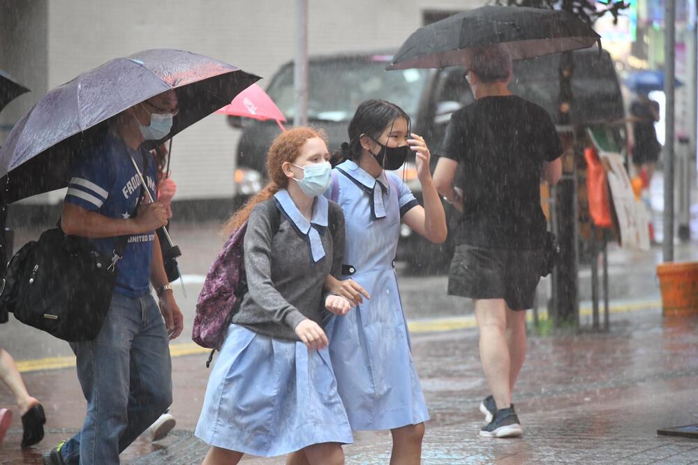 Waspadai Hujan Merah dan Petir - Berita Indonesia