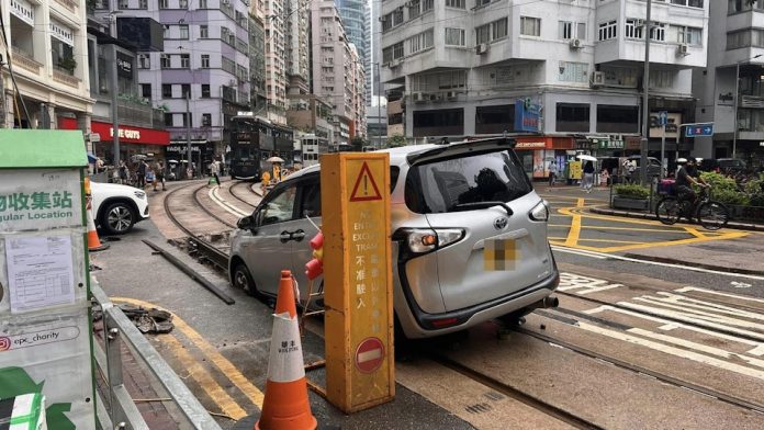 2 Mobil Terperosok Kedalam Rel Tram Di Wan Chai - Berita Indonesia