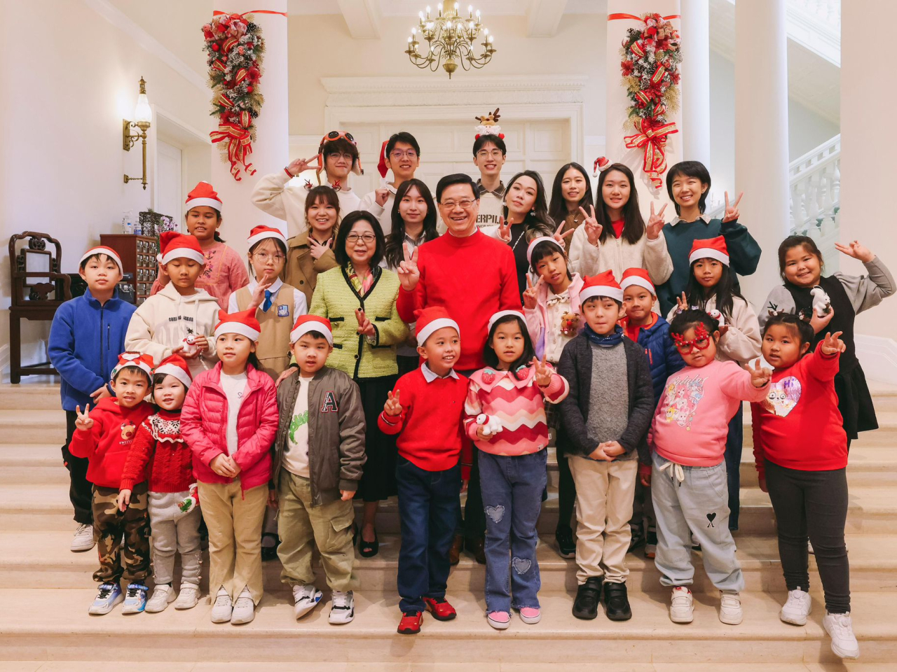 John Lee Rayakan Natal Bersama Keluarga Akar Rumput - Berita Indonesia