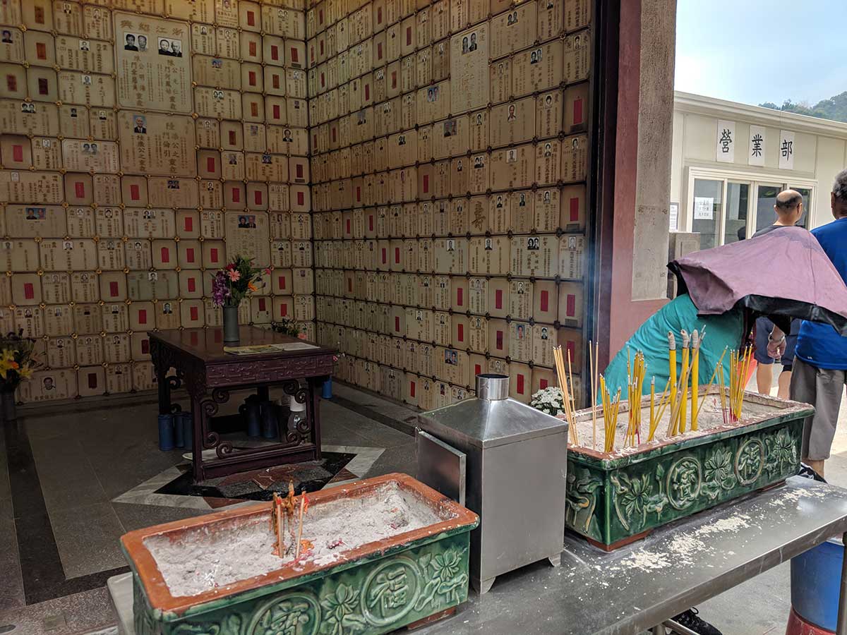 Pencurian Abu Jenazah Orang Terkenal Di Po Fook Hill Sha Tin - Berita ...